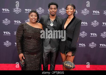 Illinois Cornerback Devon Witherspoon poses with Seattle Seahawks fans ...