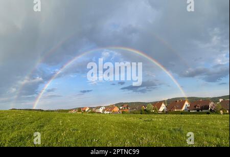 Regenbogen ist die Brechung des Sonnenlichts bei Regen in den ...