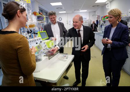 Teterow, Germany. 28th Apr, 2023. Christine Schultze (l-r), employee ...