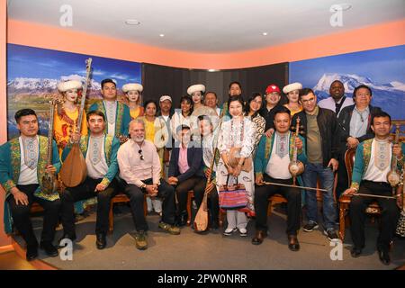 (230428) -- URUMQI, April 28, 2023 (Xinhua) -- Hossein Darvishi (R ...