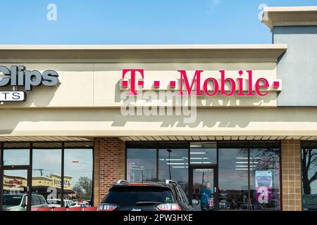 The exterior store front of US Cellular, a wireless provider. Oklahoma ...