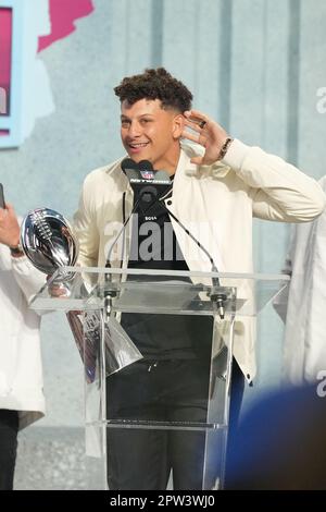 Kansas City Chiefs quarterback Patrick Mahomes (15) looks down field ...