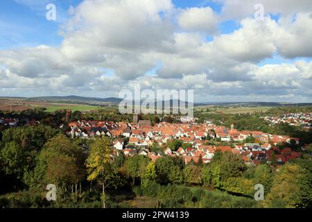 Blick vom Burgberg auf die historische Altstadt von Grebenstein mit der ...