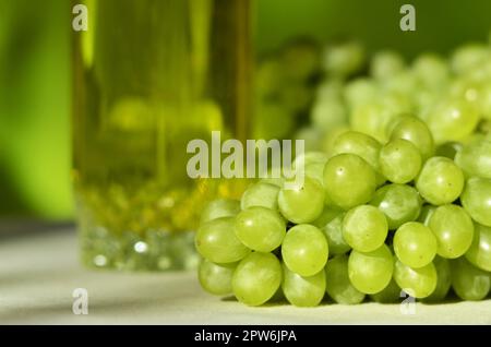 Yellow grape juice and wet bunches of green grapes Stock Photo - Alamy