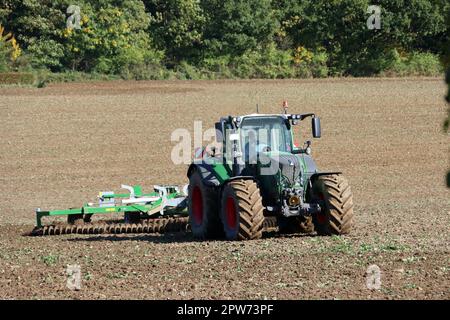 Landwirt eggt mit seinem Traktor ein Feld nahe der Sababurg, Hessen ...