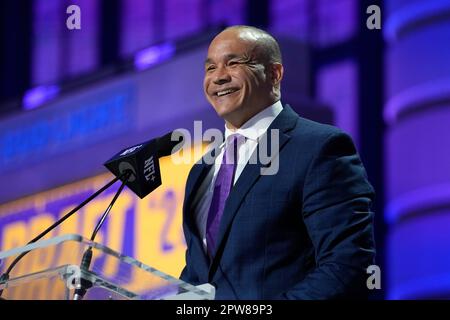Robert Smith announces the No. 102 pick for the Minnesota Vikings at ...