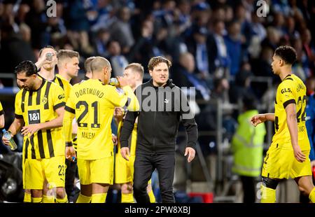 Drink break, on the left. Coach Thomas Tuchel (England), John Stones ...
