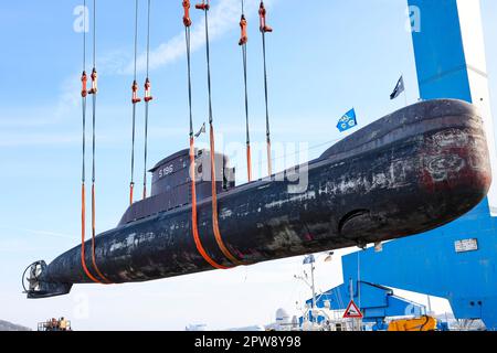 Kiel, Germany. 28th Apr, 2023. The submarine U17 is loaded onto a ...