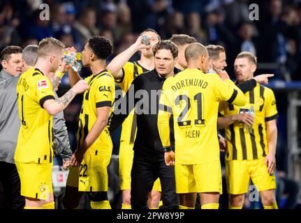 Drink break, on the left. Coach Thomas Tuchel (England), John Stones ...