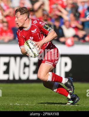 Sam Costelow of Scarlets makes a break past the tackle of Sio Tomkinson ...