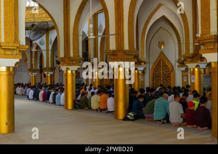 Manila Golden Mosque at the Triskelion Islamic Community, Manila, The ...