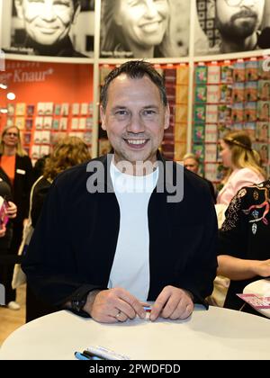 Sebastian Fitzek bei der Signierstunde am Messestand Droemer Knaur auf ...