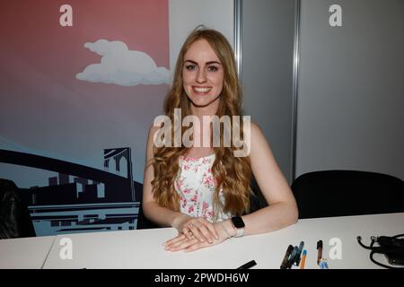 Anabelle Stehl bei der Signierstunde ihres Buches "Let's be wild" am ...