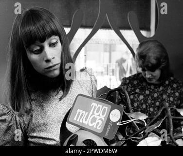 SMASHING TIME (1967) RITA TUSHINGHAM, LYNN REDGRAVE; DESMOND DAVIS (DIR ...