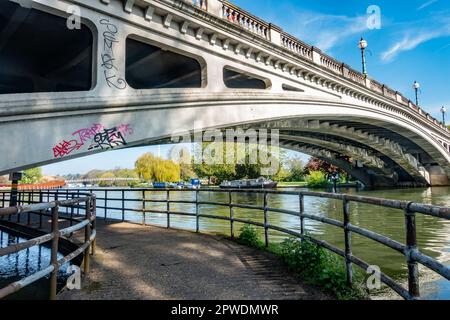 Reading Bridge is a road bridge which spans The River Thames and joins ...