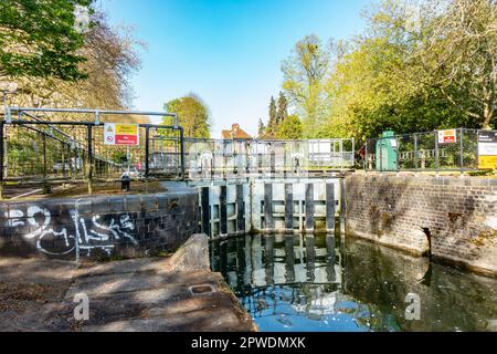 The gates of Caversham Lock hold back water on The River Thames at ...