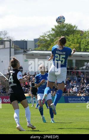 Melissa Koessler (TSG Hoffenheim, #25) im Zweikampf mit Ena Mahmutovic ...