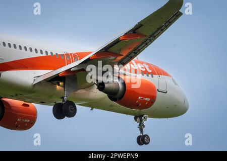Easyjet Airbus A320-214 call sign G-EZWZ coming in to land Stock Photo ...