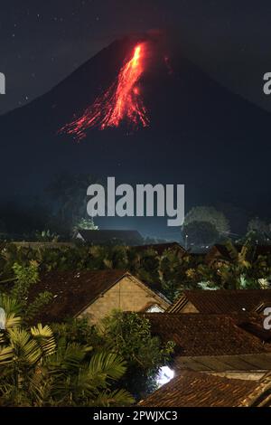 Magelang, Indonesia. 1st May, 2023. Mount Merapi volcano spews volcanic ...