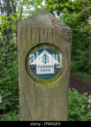 River Thames path sign post Stock Photo - Alamy