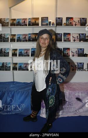 Tini Wider bei der Signierstunde am Messestand Kerstin Pergande auf der ...