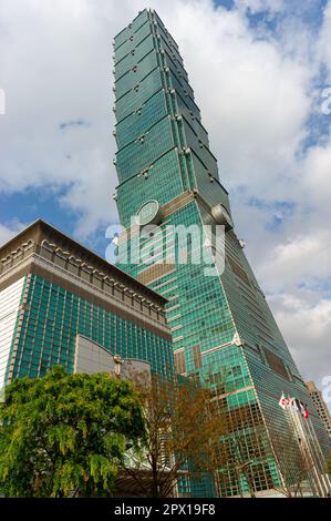 Ground view of the Taipei 101 building Stock Photo - Alamy