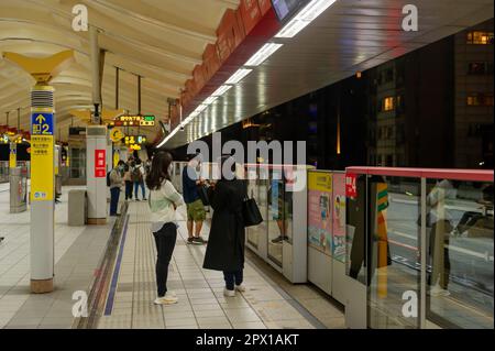 On the platform boarding a Taipei MRT train Stock Photo - Alamy