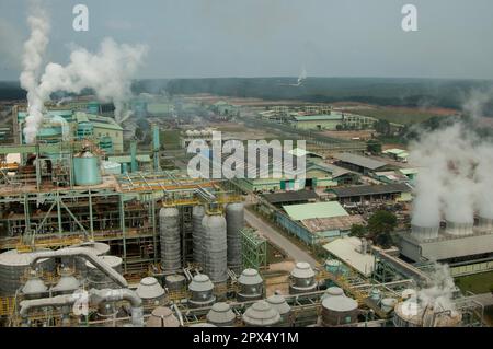 Pulp and paper mill, Riau, near Pekanbaru, Sumatra, Indonesia Stock ...