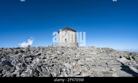 DNT's old mountain hut Skalatarnet, at the top of Skala, at sunset ...