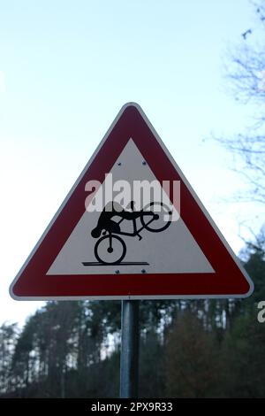 Verkehrszeichen mit Fahrrad Stock Photo - Alamy
