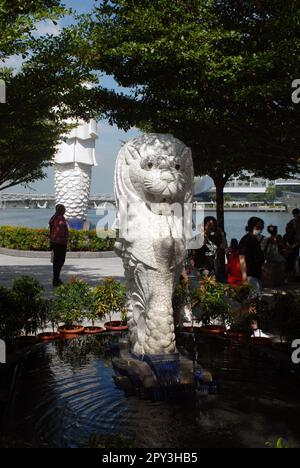 Mosaic model of the Merlion Statue on the Esplanade, Marina Bay ...
