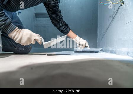 construction modifications of the floor and walls with trowel of a room in a new building Stock ...