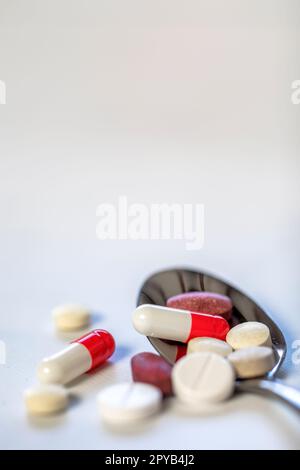 pills capsules spoon painkiller prescription drugs Stock Photo - Alamy