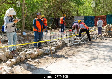 Archaeologists at work Chichen Itzá, Mayan ruins, Yucatan, Mexico Stock ...