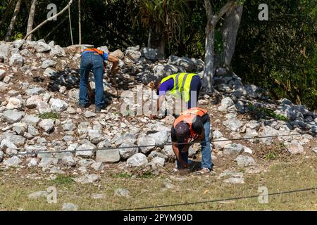 Archaeologists at work Chichen Itzá, Mayan ruins, Yucatan, Mexico Stock ...