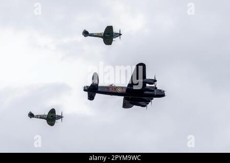 Avro Lancaster Flanked by Two Spitfires Stock Photo - Alamy