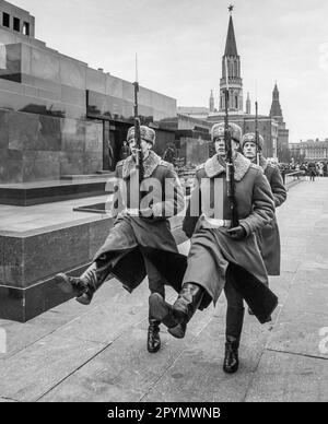 Changing the guard at Lenin's tomb Stock Photo - Alamy
