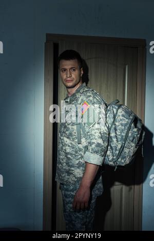 American soldier coming back home to his family Stock Photo - Alamy