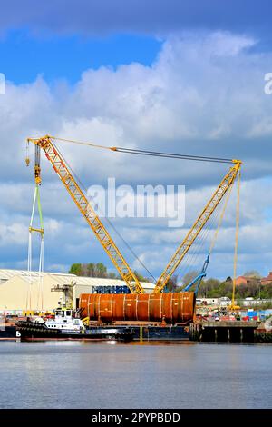 Multratug 19 with Bokabarge 7 and its massive cargo a gigantic pipe for ...