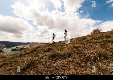 2 men hiking down from Cervidae Peak in Boise Idaho Stock Photo - Alamy