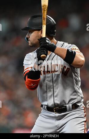 San Francisco Giants right fielder Mike Yastrzemski runs on the field ...