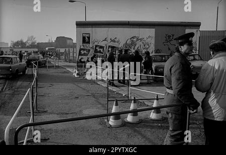 GDR, Berlin, 19.11.1989, border crossing at Potsdamer Platz, in the ...