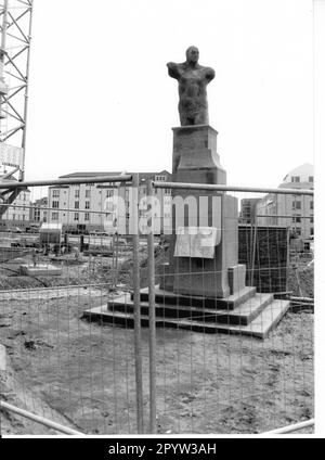Sculpture by architect Rob Krier at the Kirchsteigfeld construction ...