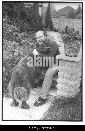Actor, dubbing artist and singer Wolfgang Dehler in front of his house ...