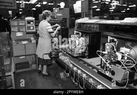 Germany, Staßfurt, 28.11.1990. Archive No.: 23-44-08 By merging several combines, the RFT ...