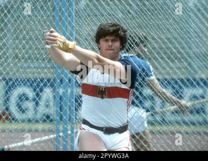 Hammer thrower Karl-Hans Riehm , portrait in competition break 11.06. ...