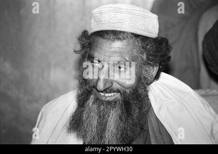 Afghanistan, Tani, 24.10.1990. Archiv-Nr.: 21-55-32 Foto: Bewohner im ...