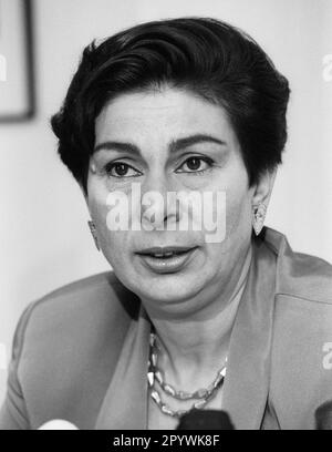 Hanan ASCHRAWI / ASHRAWI , PLO , June 1992 [automated translation ...