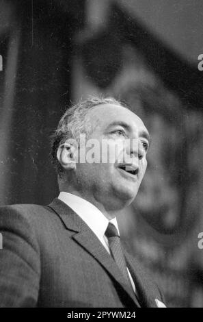 Erich Mende at an appearance during the Bavarian state election ...