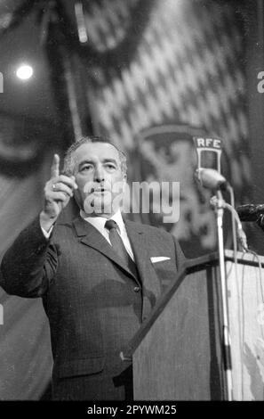 Erich Mende at an appearance during the Bavarian state election ...